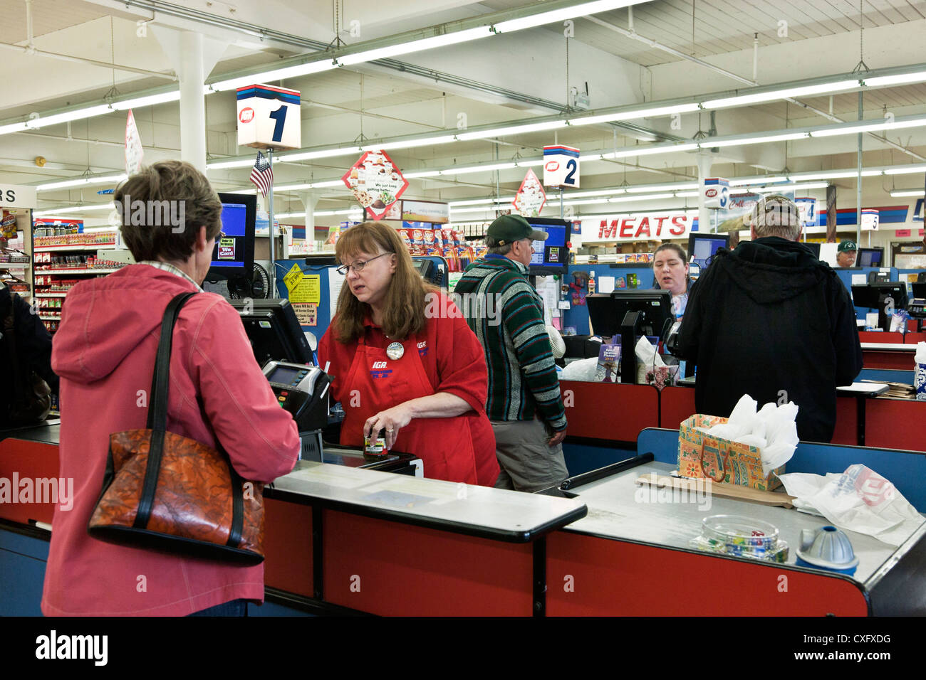 Long check in lines hi-res stock photography and images - Alamy
