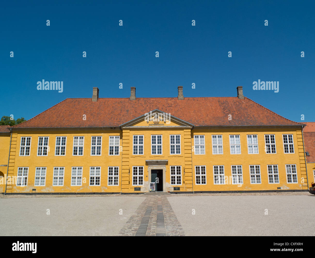 Four wing building hi-res stock photography and images - Alamy
