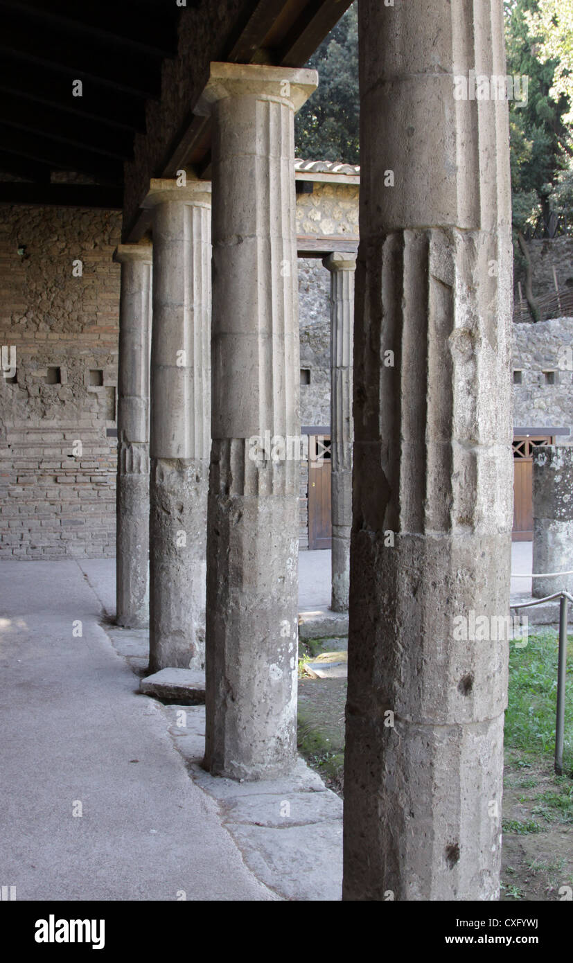 Brick old column columns hi-res stock photography and images - Alamy