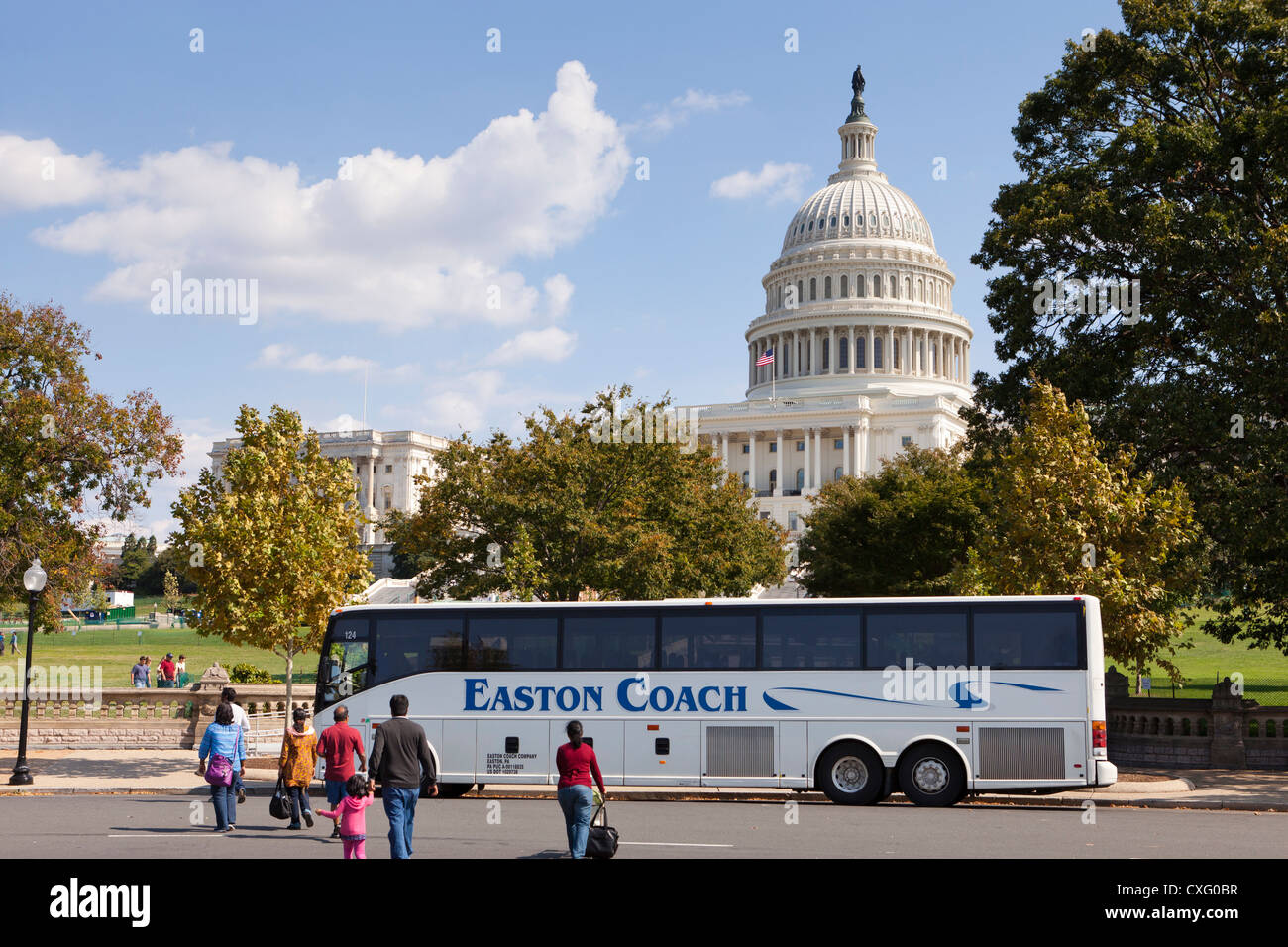 Bus and building hi-res stock photography and images - Alamy