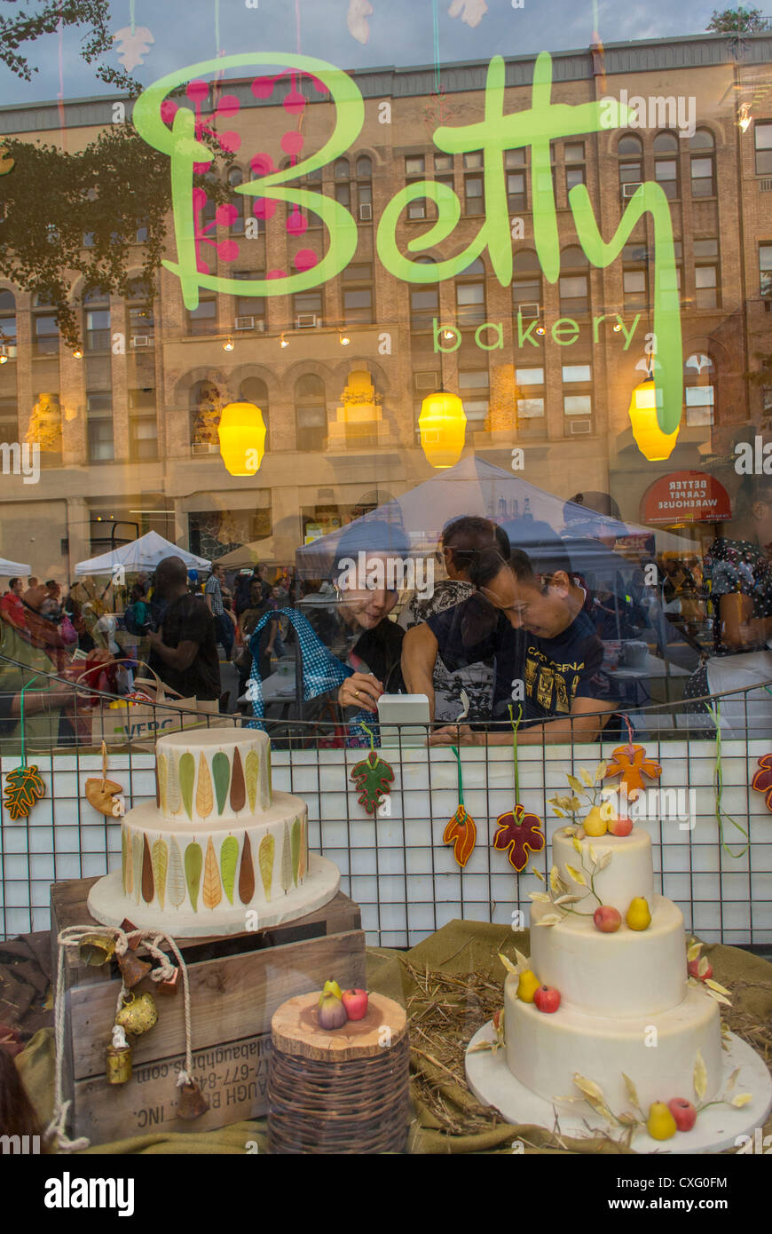New York, NY, USA, American Cakes on Window Display in Bakery Shop ...