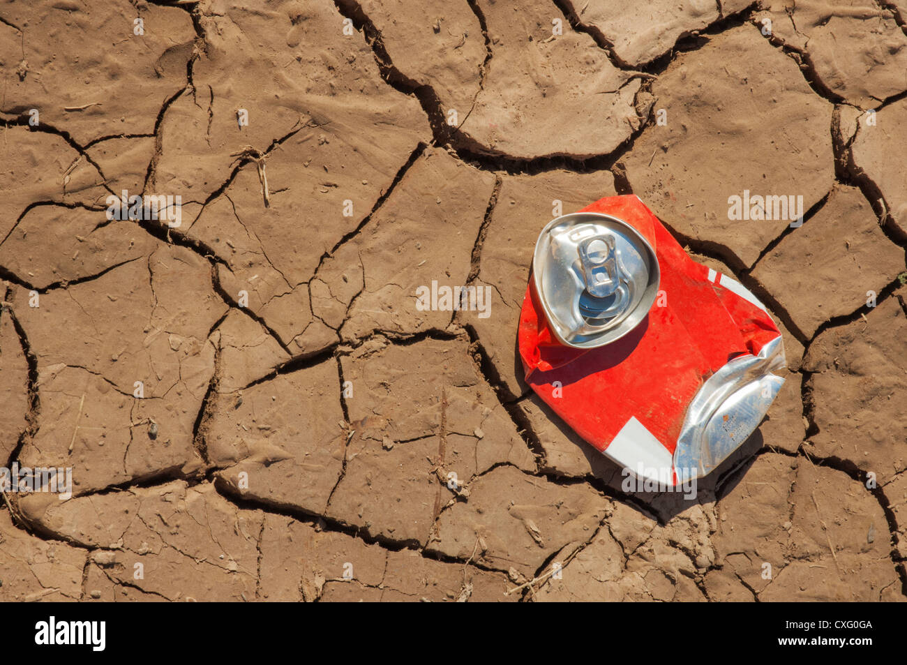Thrown empty soda can on very dry soil Stock Photo - Alamy