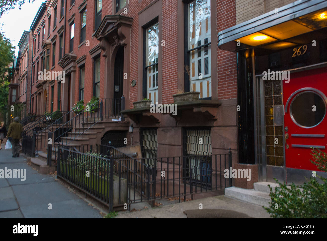 Row townhouses railings hi-res stock photography and images - Alamy