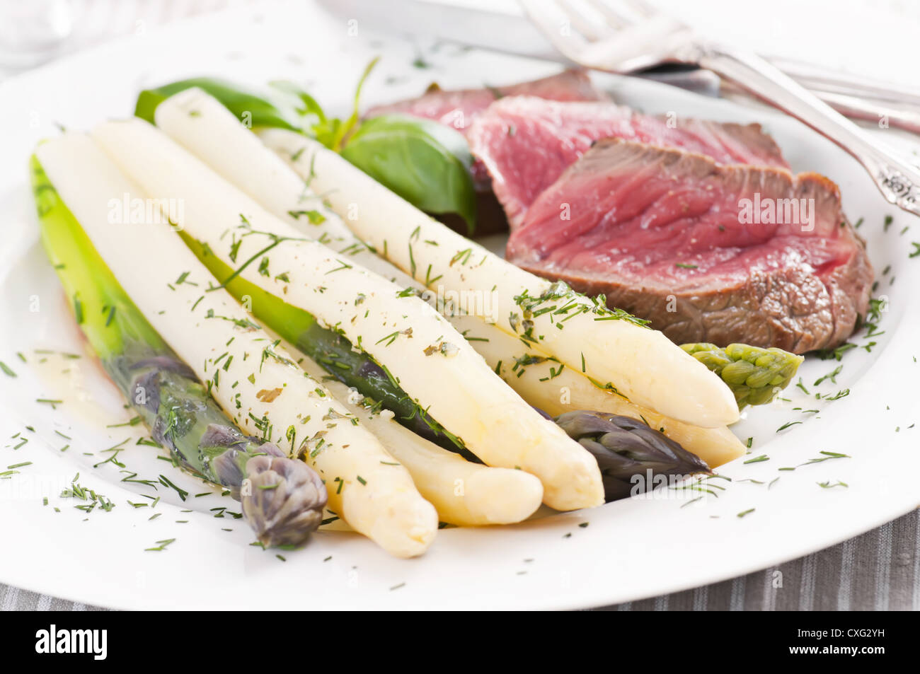Asparagus with Steak Stock Photo - Alamy