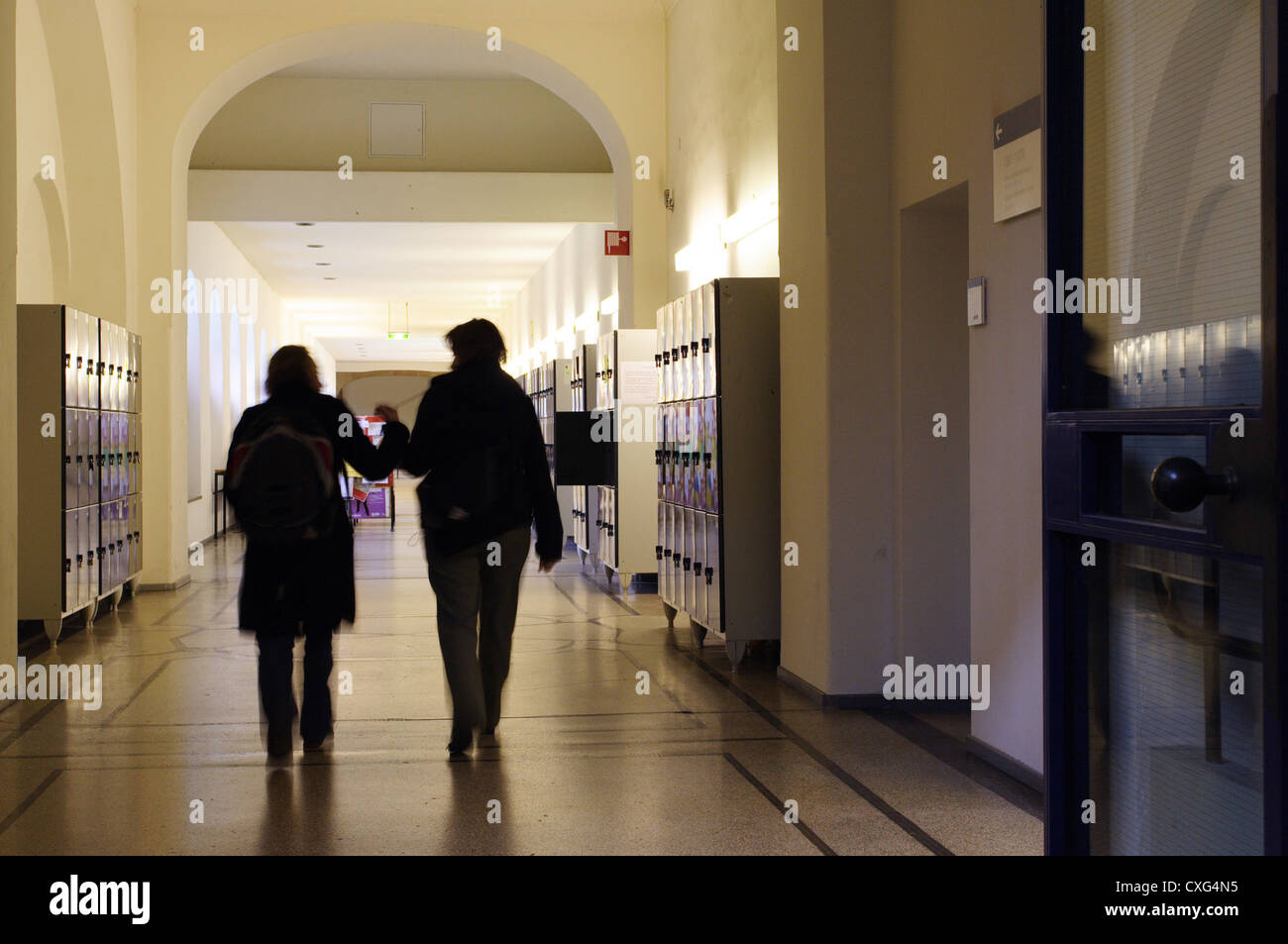 Students in a hallway with lockers at the University Stock Photo - Alamy
