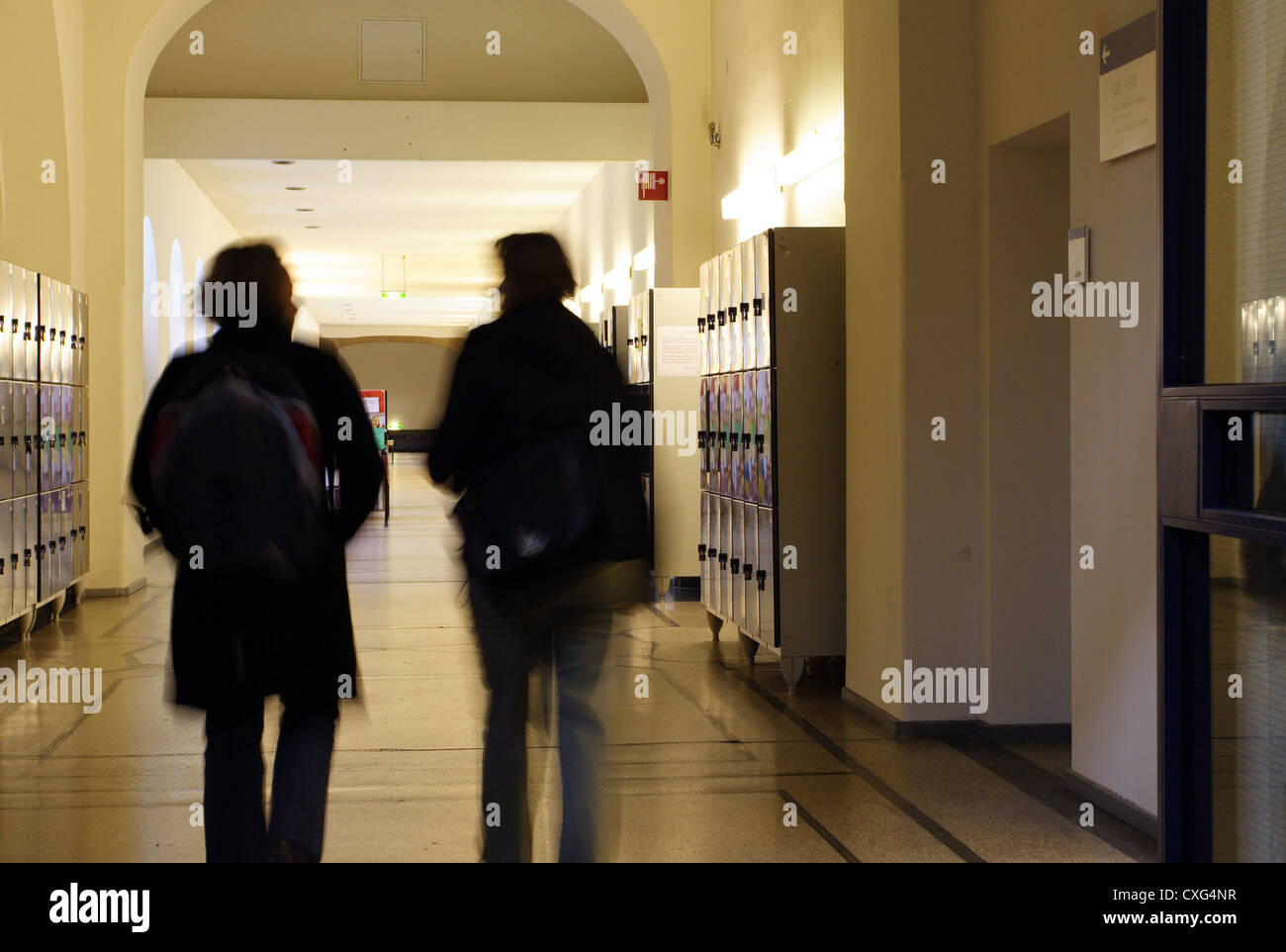 Students in a hallway with lockers at the University Stock Photo - Alamy