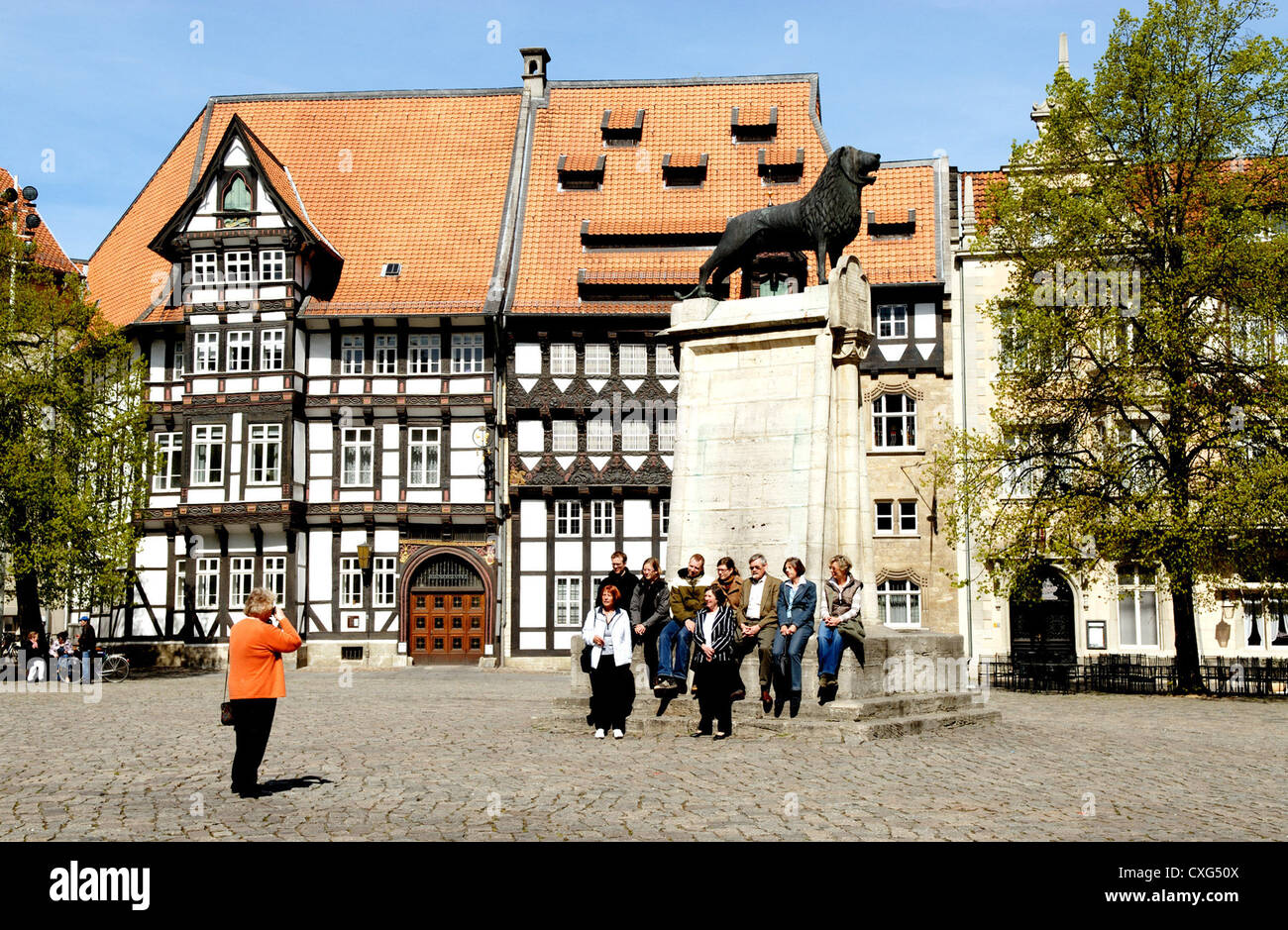 Brunswick, Castle Square with heraldic and Fachwerkhaeusern Stock Photo ...