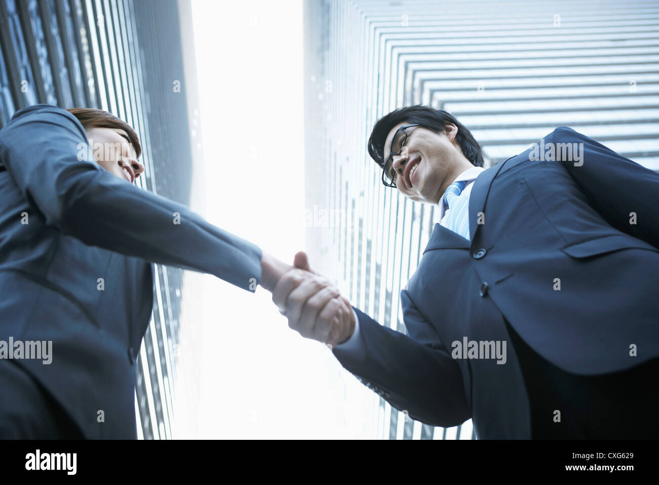 Shacking hands hi-res stock photography and images - Alamy