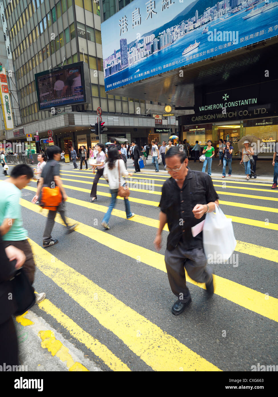 People cross a busy street in Central, Hong Kong Stock Photo - Alamy