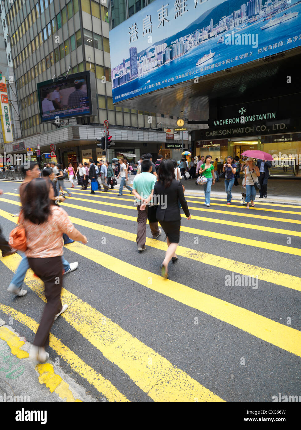 People cross a busy street in Central, Hong Kong Stock Photo - Alamy