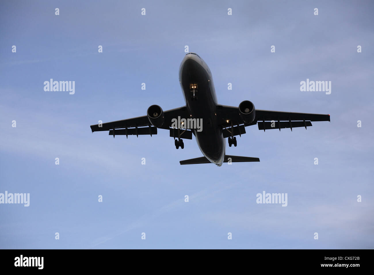 Loud aircraft hi-res stock photography and images - Alamy