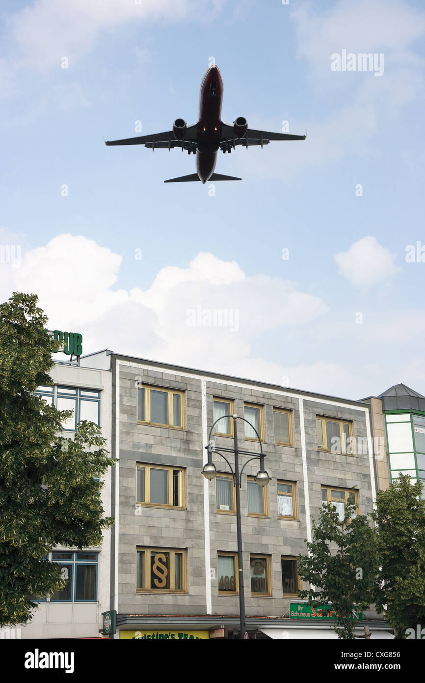 Plane over house hi-res stock photography and images - Alamy