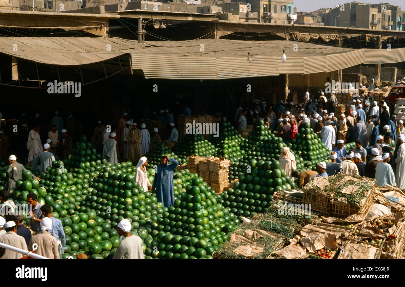 Fruit pyramids hi-res stock photography and images - Alamy