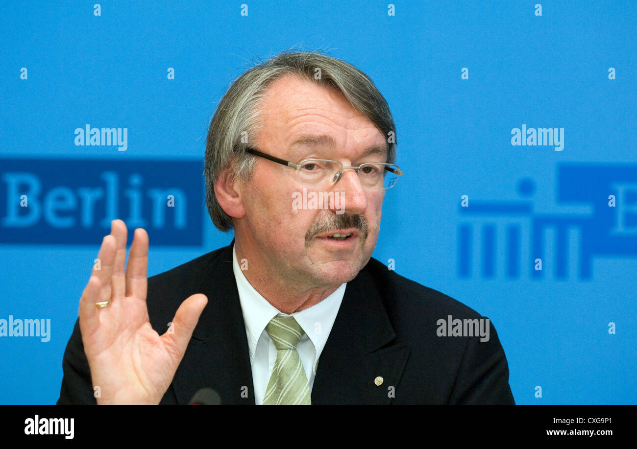 Traeger the order of merit hi-res stock photography and images - Alamy