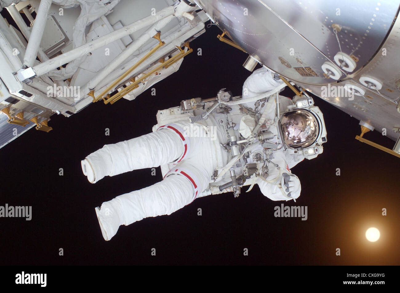 NASA astronaut working on Hubble Space Telescope Stock Photo - Alamy
