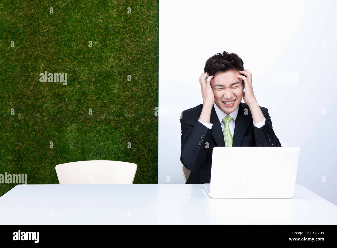 man grabbing his head Stock Photo - Alamy
