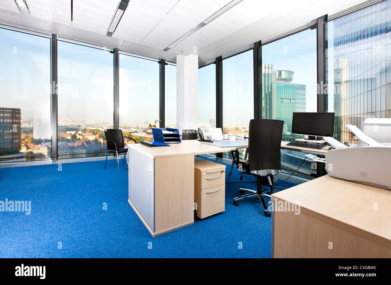 Office skyscraper view desk hi-res stock photography and images - Alamy