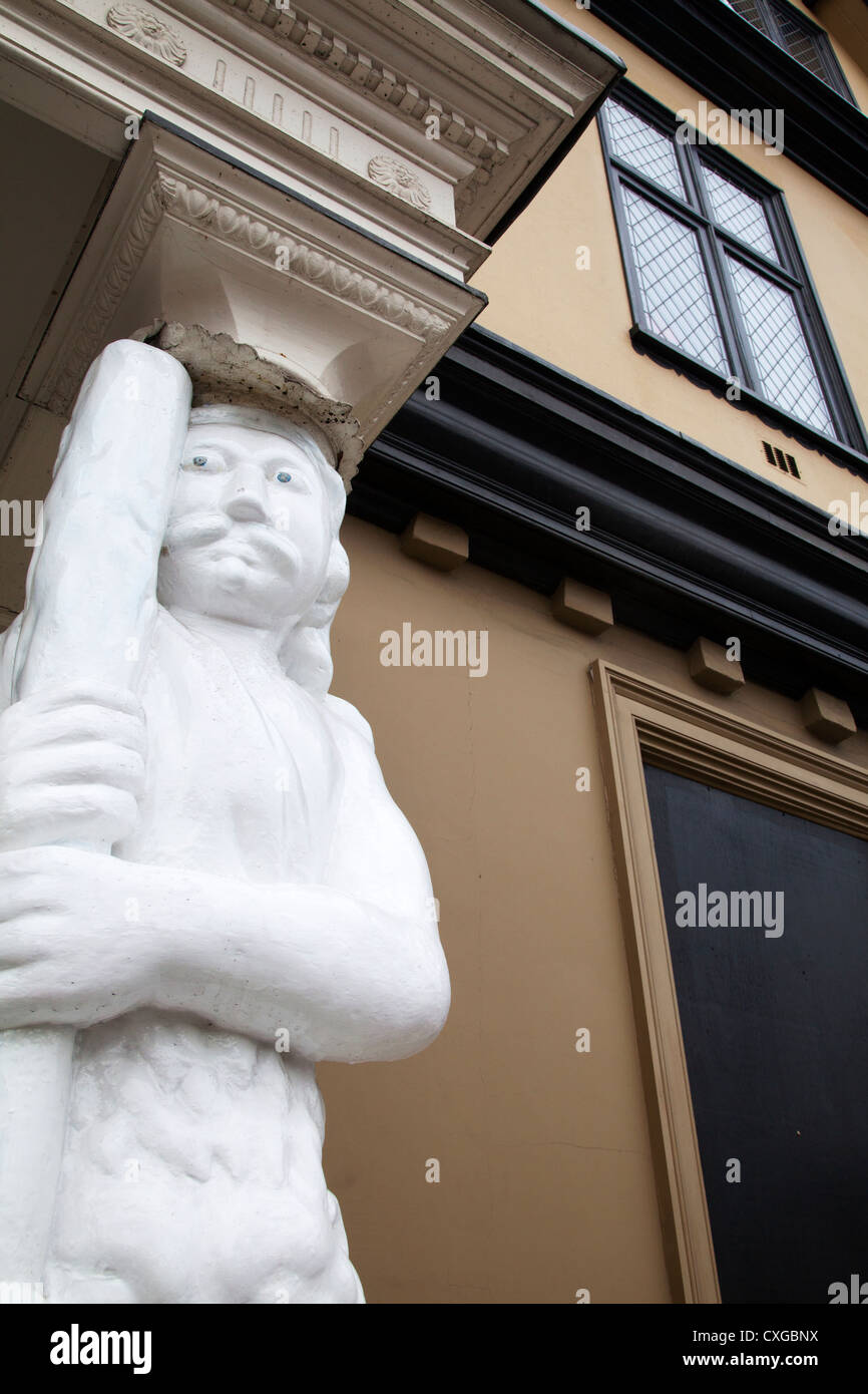 Doorway statue hi-res stock photography and images - Alamy
