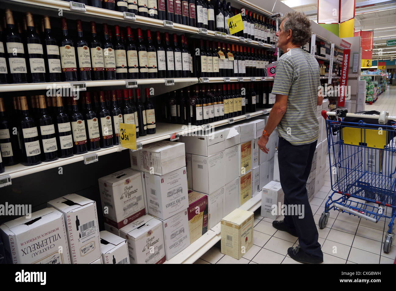 Calais France Cite Europe Carrefour Supermarket Man Choosing Wine Stock ...