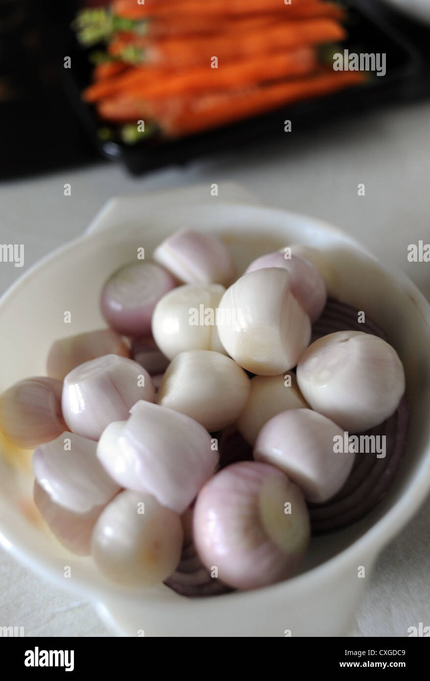 Shallots peeled and ready fro cooking UK Stock Photo - Alamy