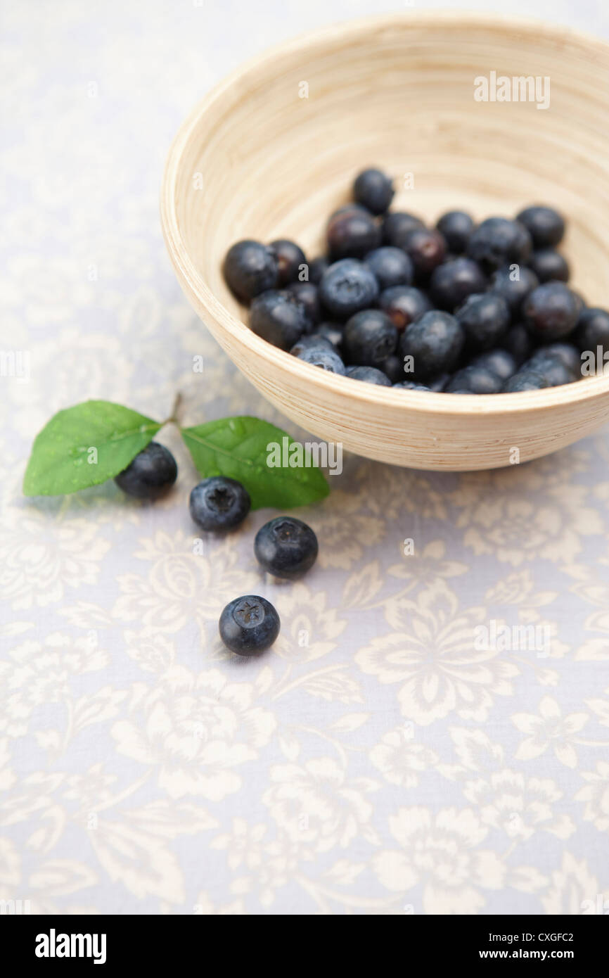 Fresh grapes in a bowl with few grapes apart Stock Photo - Alamy