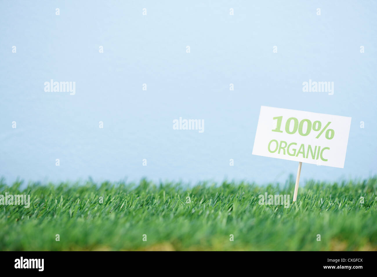 100 percent organic sign fixed on a grass Stock Photo - Alamy