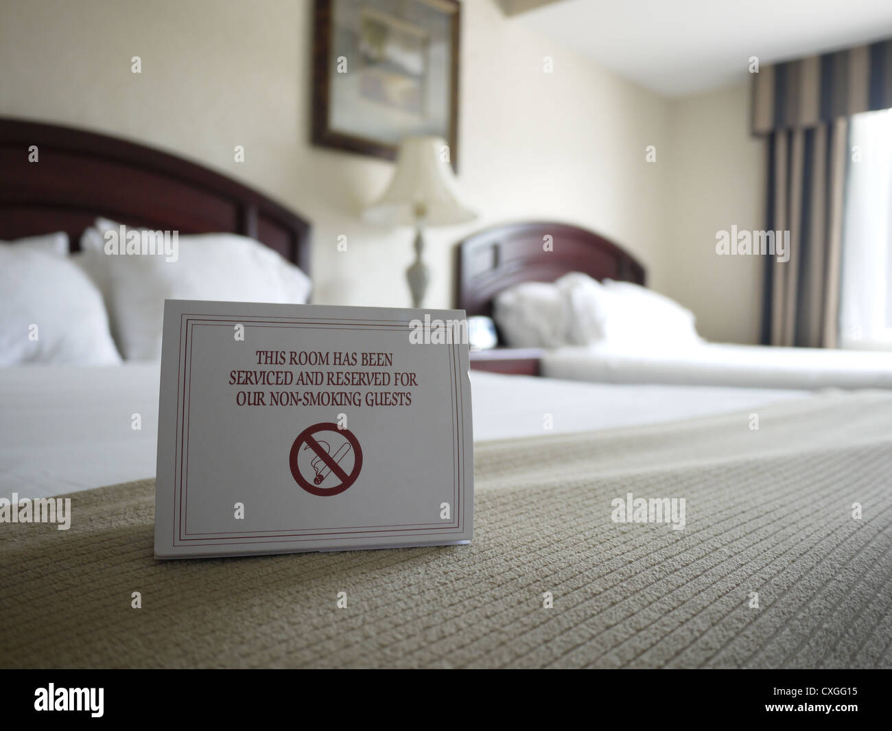 "do not smoke" sign hotel room "holiday inn Stock Photo - Alamy