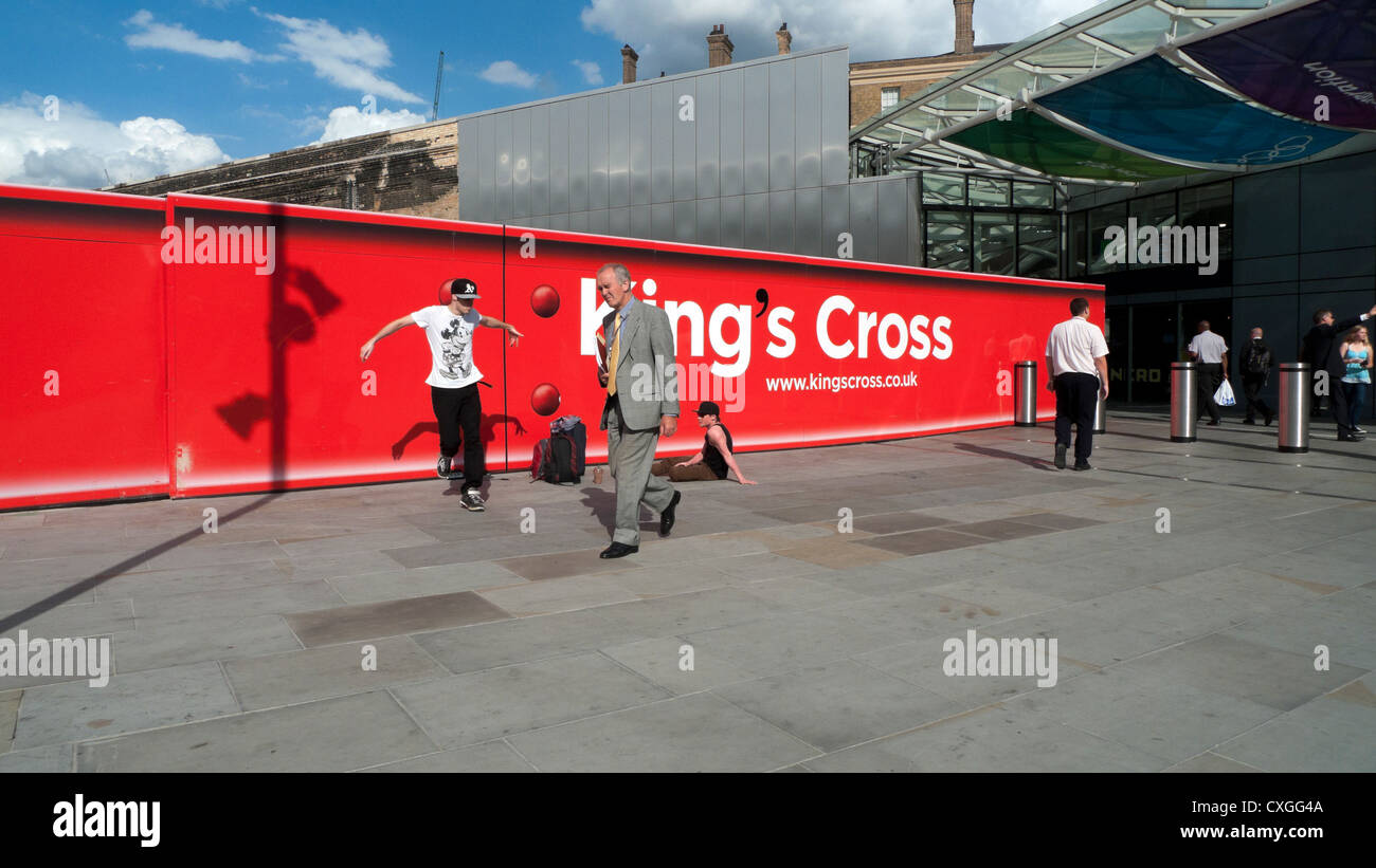 Kings cross station sign hi-res stock photography and images - Alamy