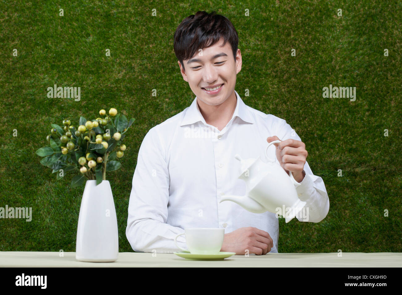 man pouring tea Stock Photo - Alamy