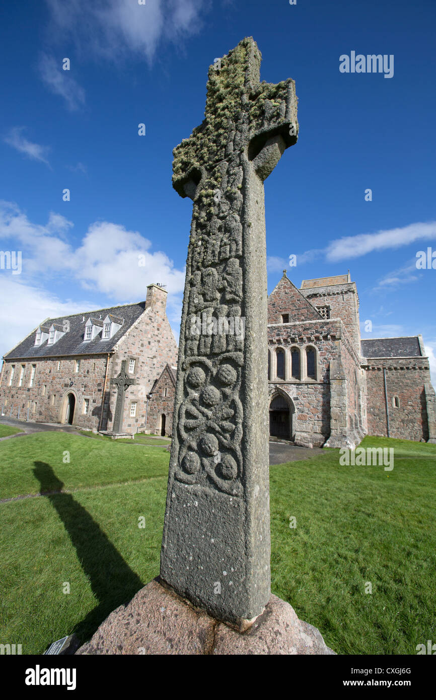 Isle of Iona, Scotland. Picturesque view of St Martin’s Cross with Iona ...