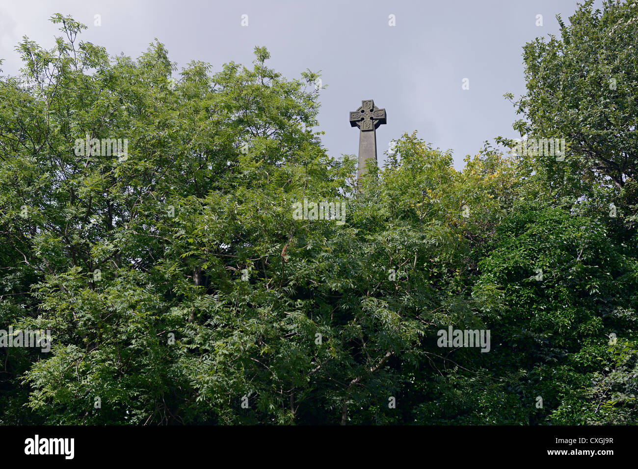 glasgow necropolis celtic cross memorial Stock Photo - Alamy
