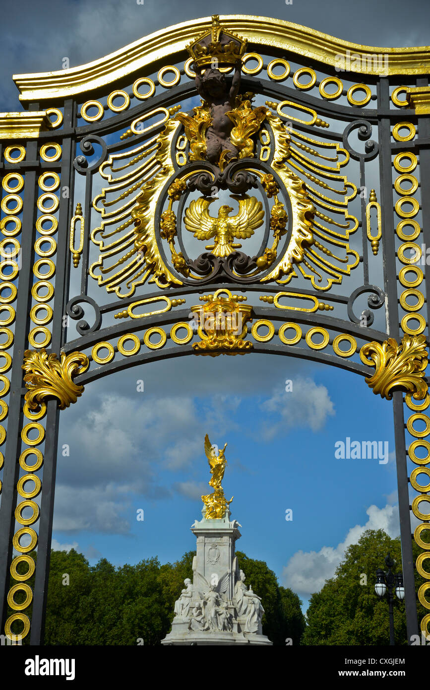 Victoria Memorial The Victoria Memorial London, placed at the centre of ...