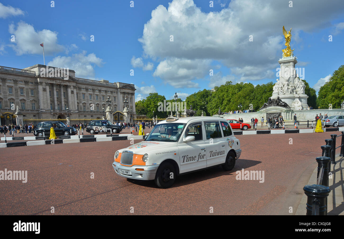 London branded Taxi Cab outside Buckingham Palace, London Stock Photo ...