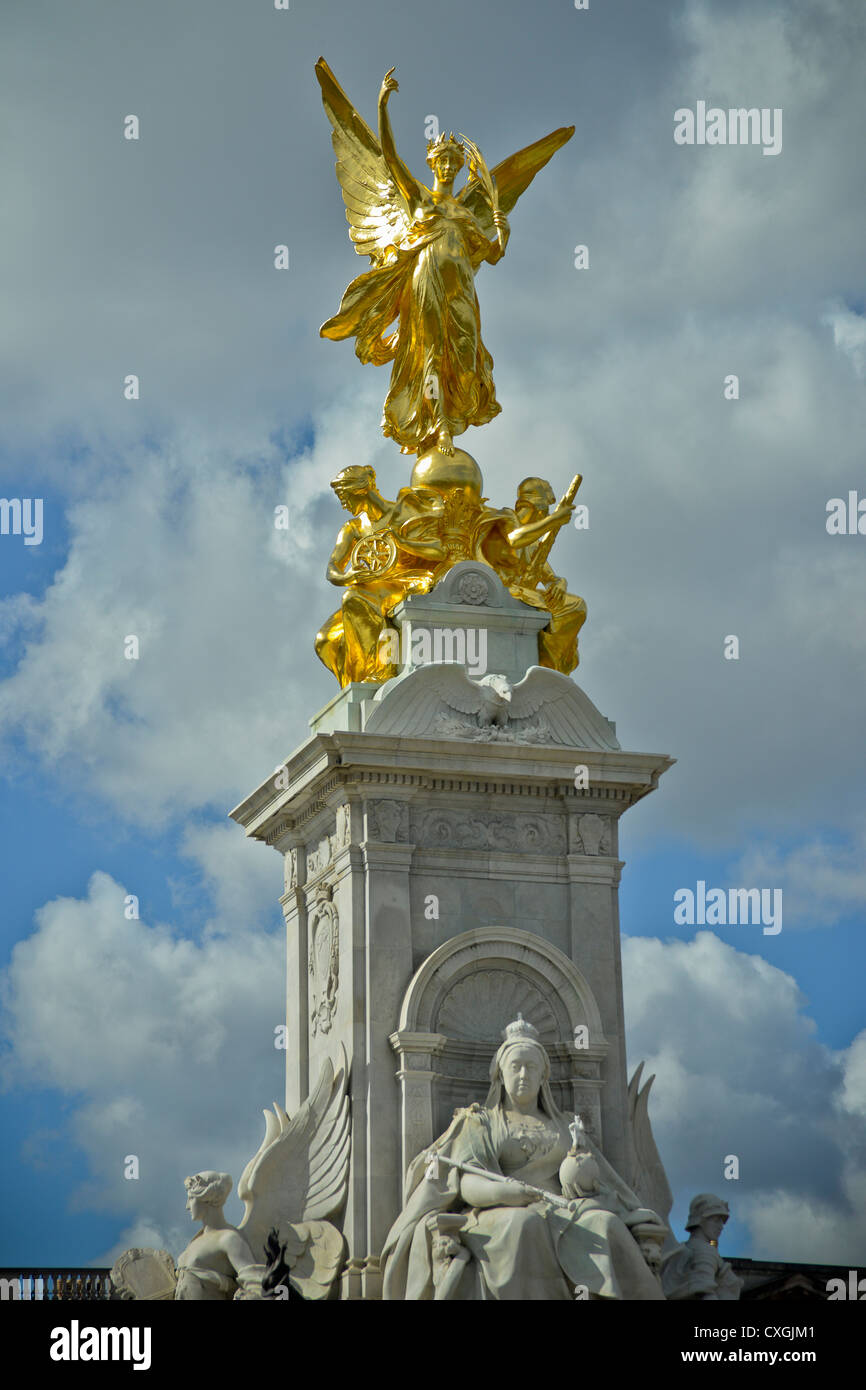 Victoria Memorial The Victoria Memorial in London, placed at the centre ...