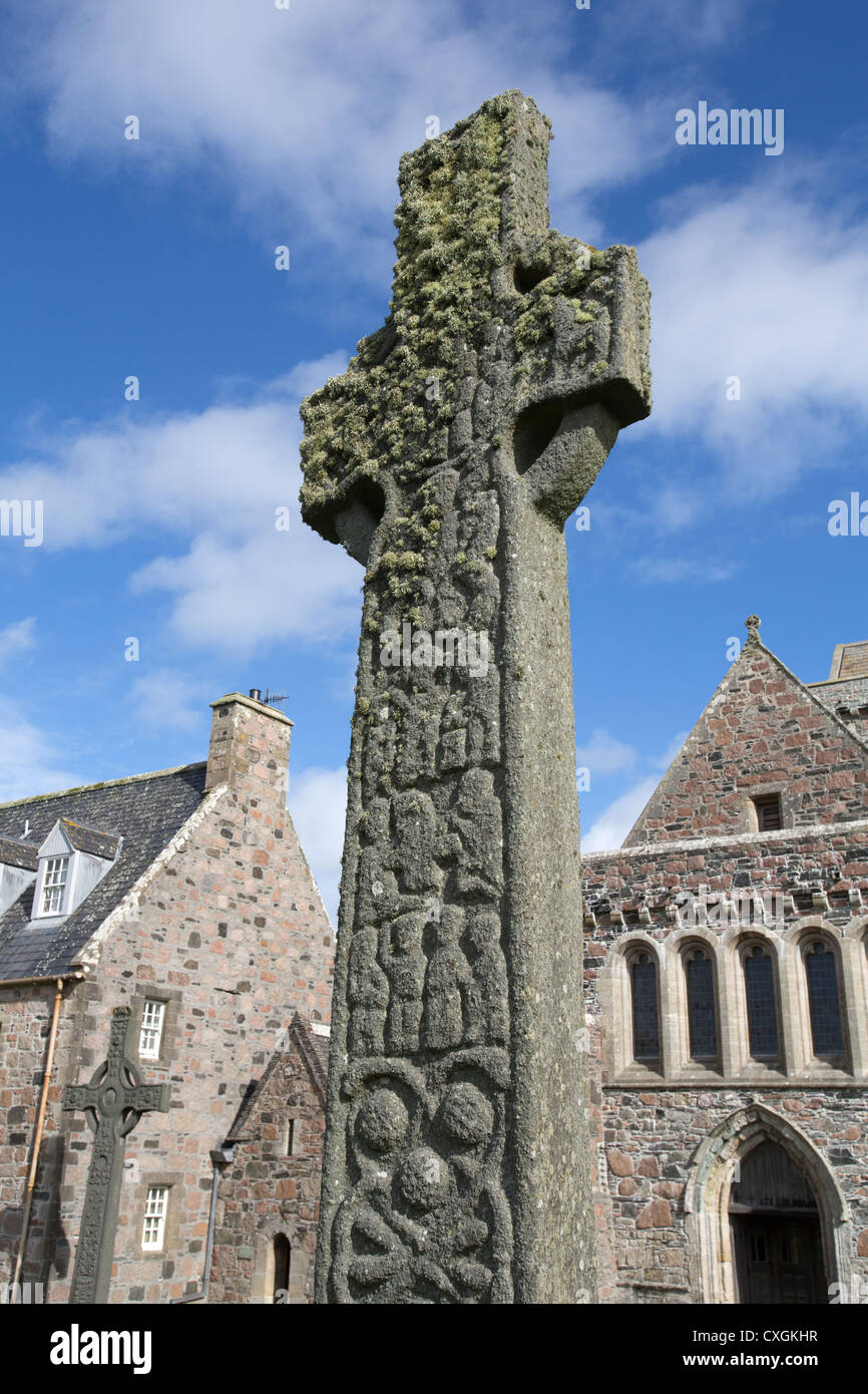 Isle of Iona, Scotland. Picturesque view of St Martin’s Cross with Iona ...