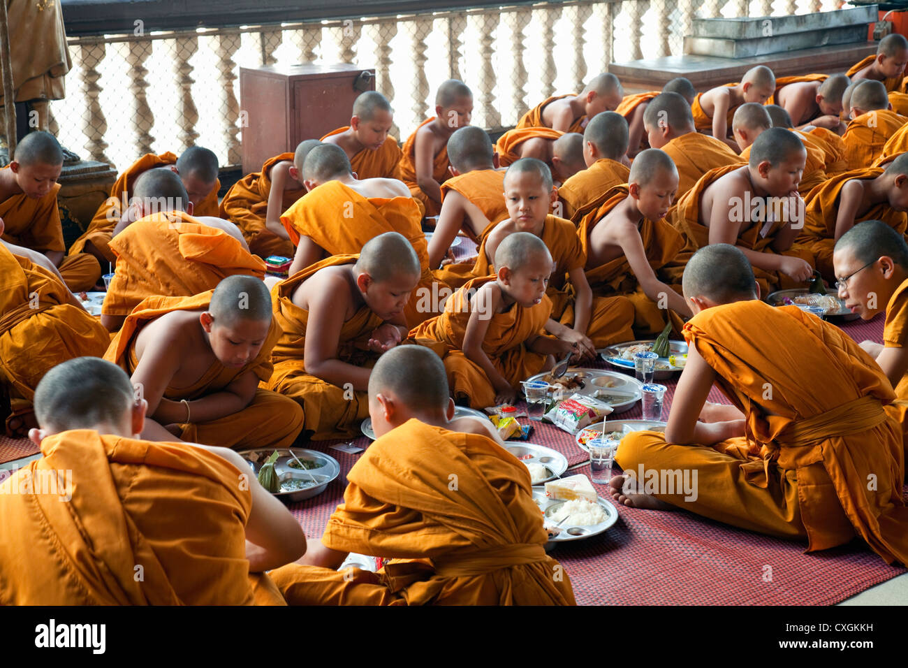Thailand monk eating hi-res stock photography and images - Alamy