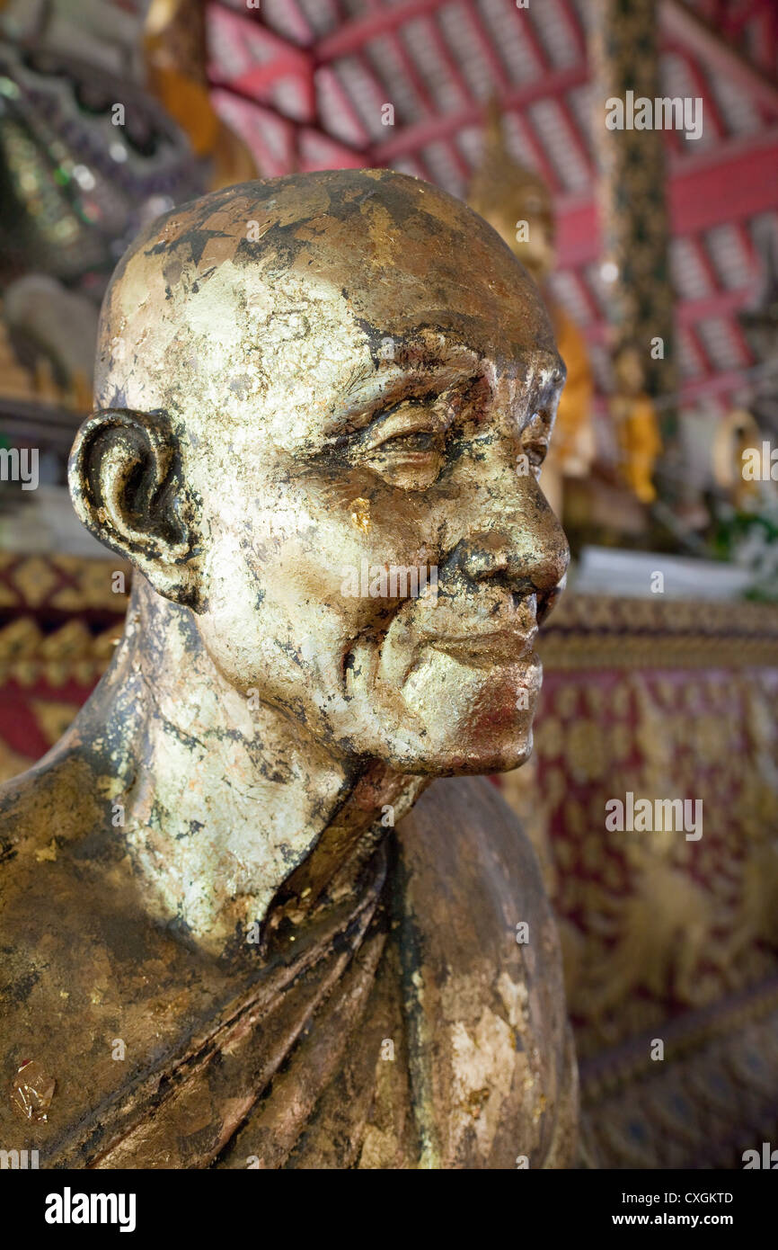 Golden buddhist monk statue hi-res stock photography and images - Alamy