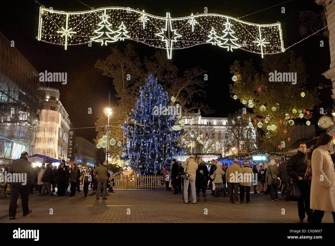 christmas market in budapest , hungary, november 2011 Stock Photo - Alamy