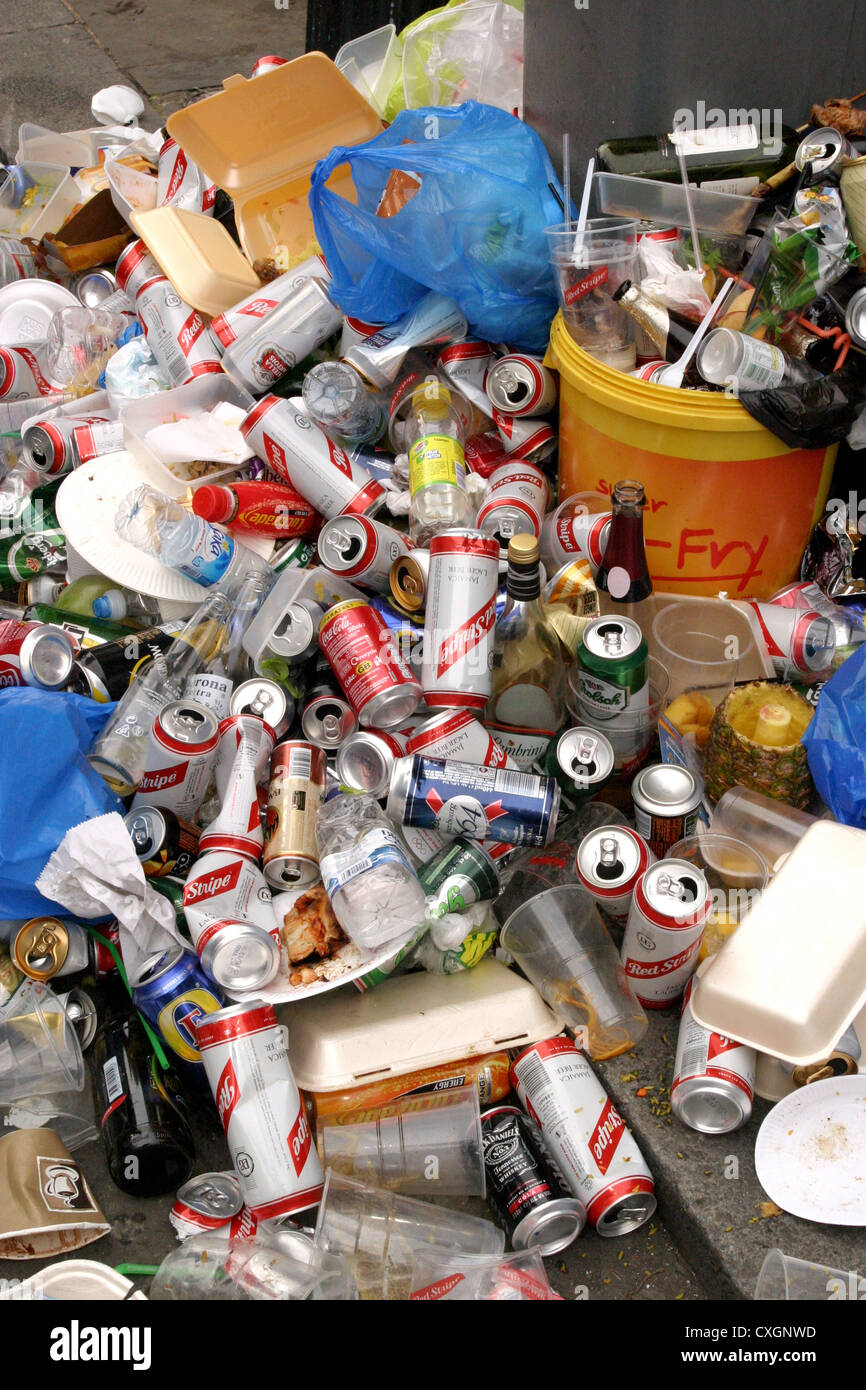 Food waste and drinks cans littering the pavements Stock Photo - Alamy