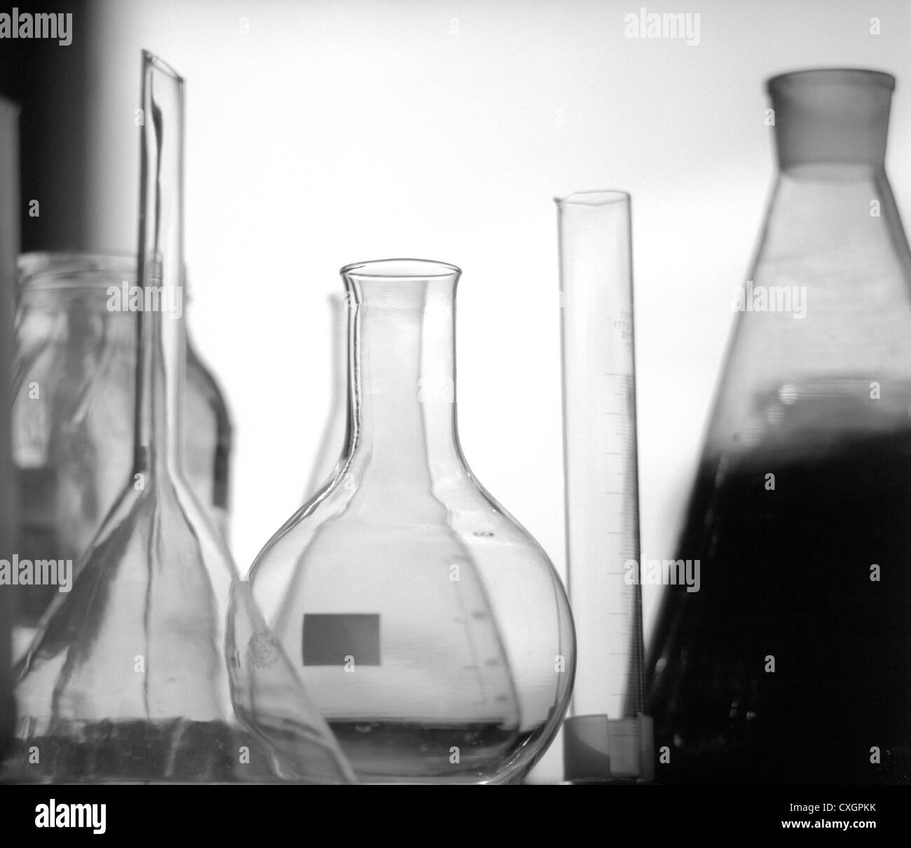 Science laboratory glassware Black and White Stock Photos & Images - Alamy
