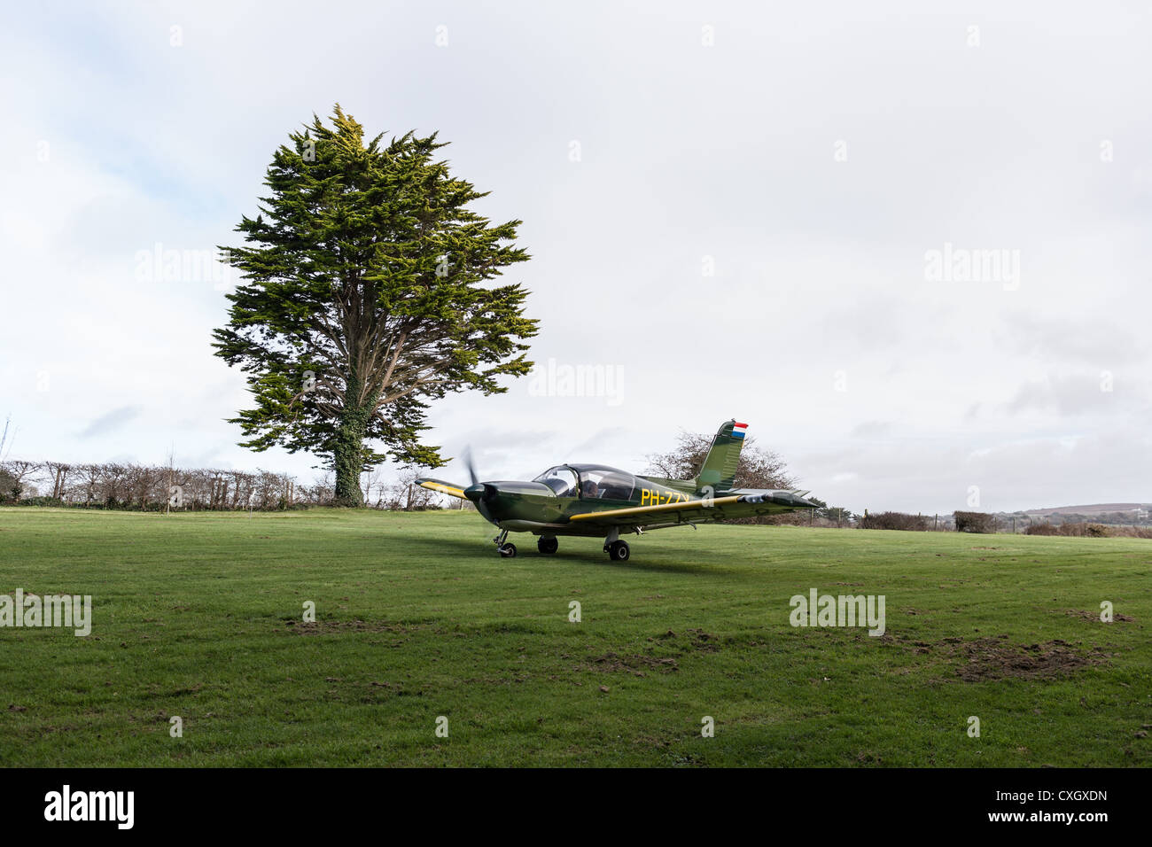 Aircraft on runway airstrip hi-res stock photography and images - Alamy