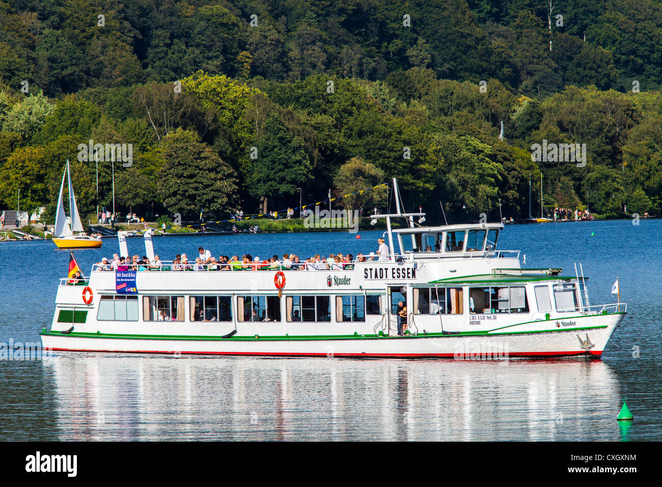 Sightseeing boat on Baldeneysee lake, a reservoir of river Ruhr. Essen ...