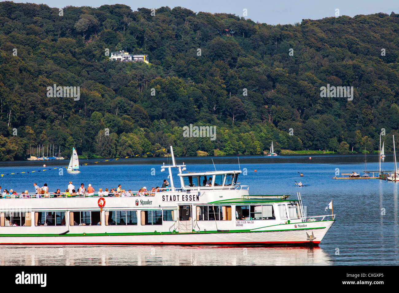 Sightseeing boat on Baldeneysee lake, a reservoir of river Ruhr. Essen ...