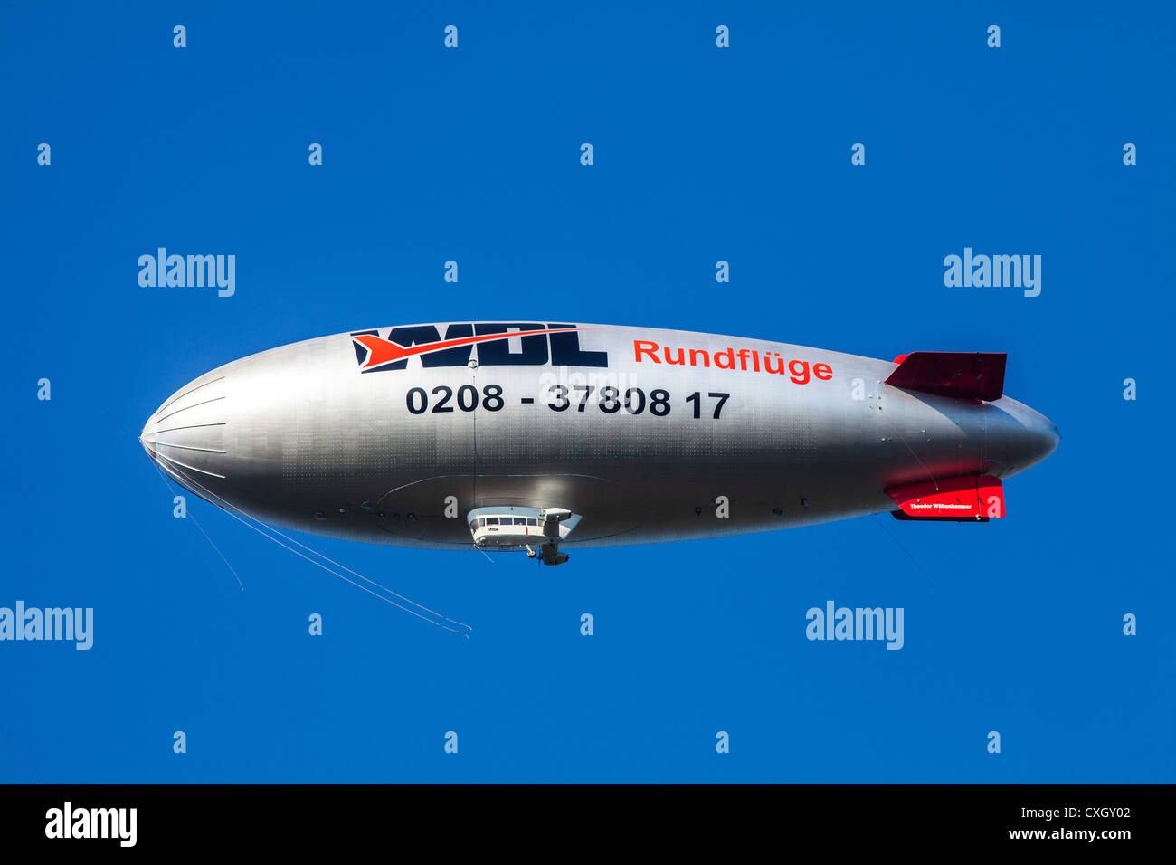 Blimp airship hi-res stock photography and images - Alamy