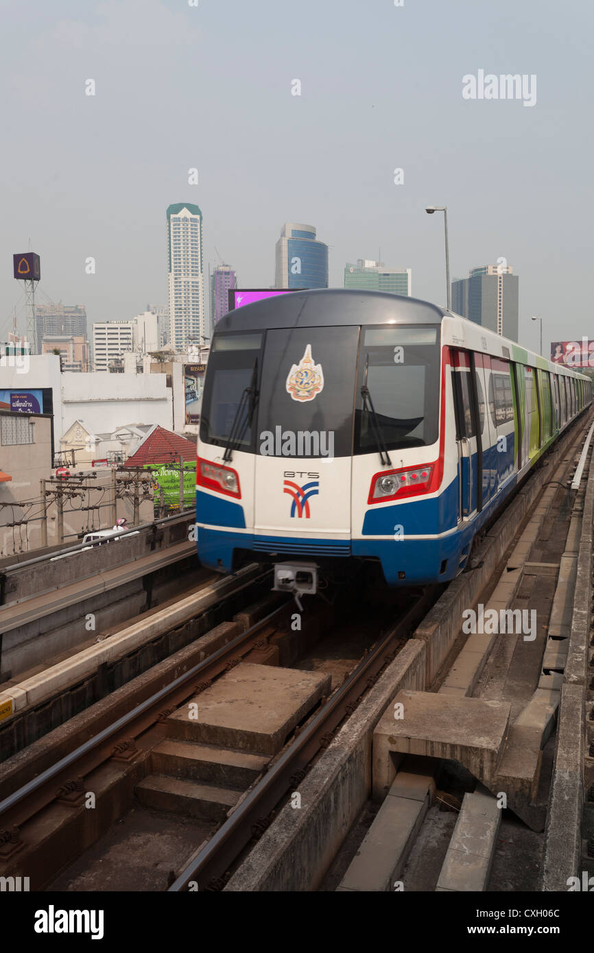 Elevated train line in hi-res stock photography and images - Alamy