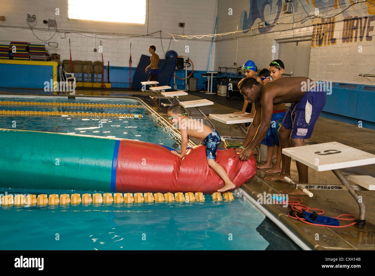 Swimming lesson and teacher hi-res stock photography and images - Alamy