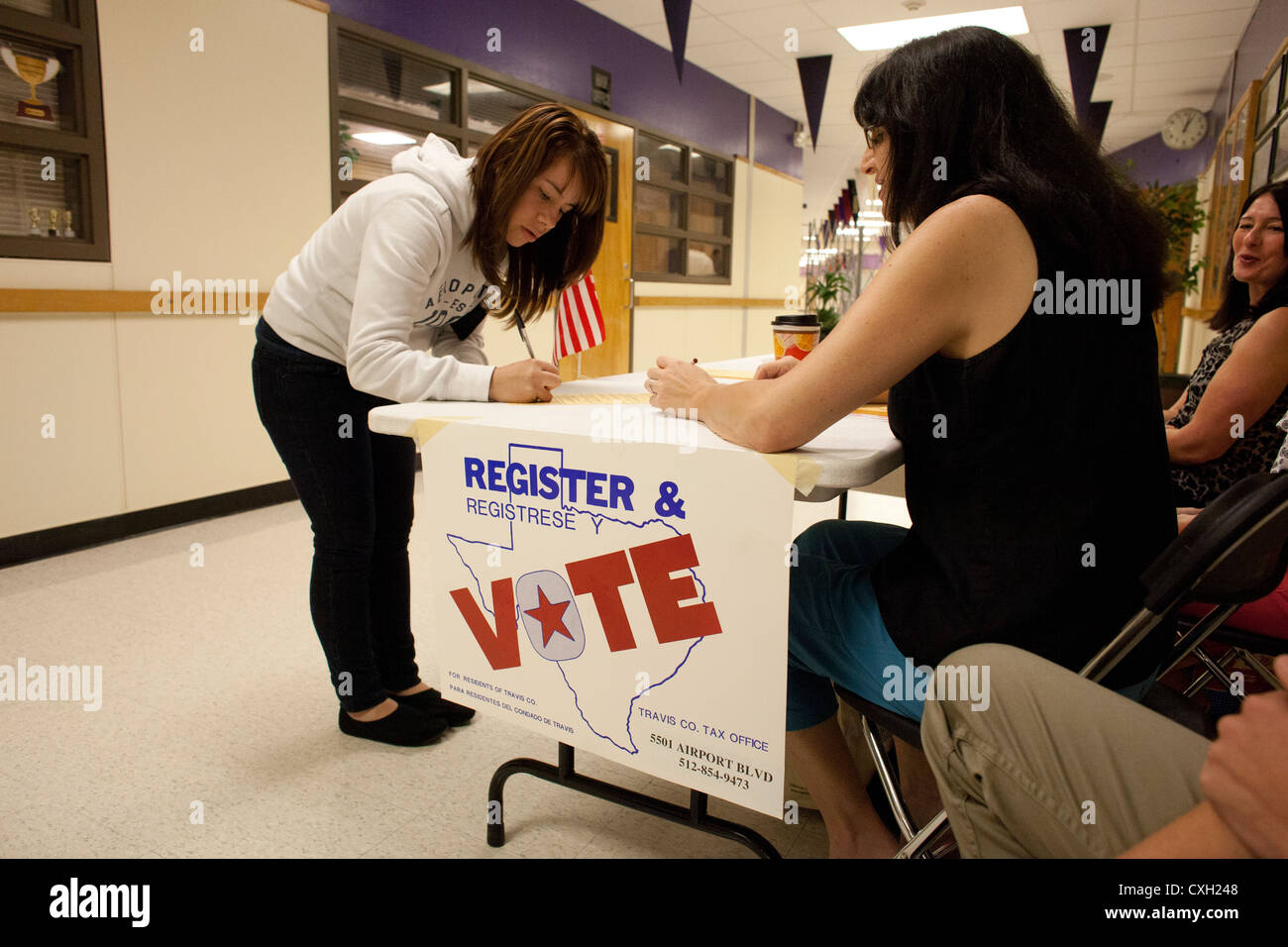 Volunteers register vote hi-res stock photography and images - Alamy