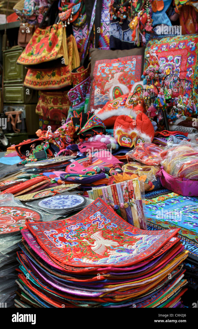 Souvenir handicraft stall at Panjiayuan flea market, Beijing Stock ...