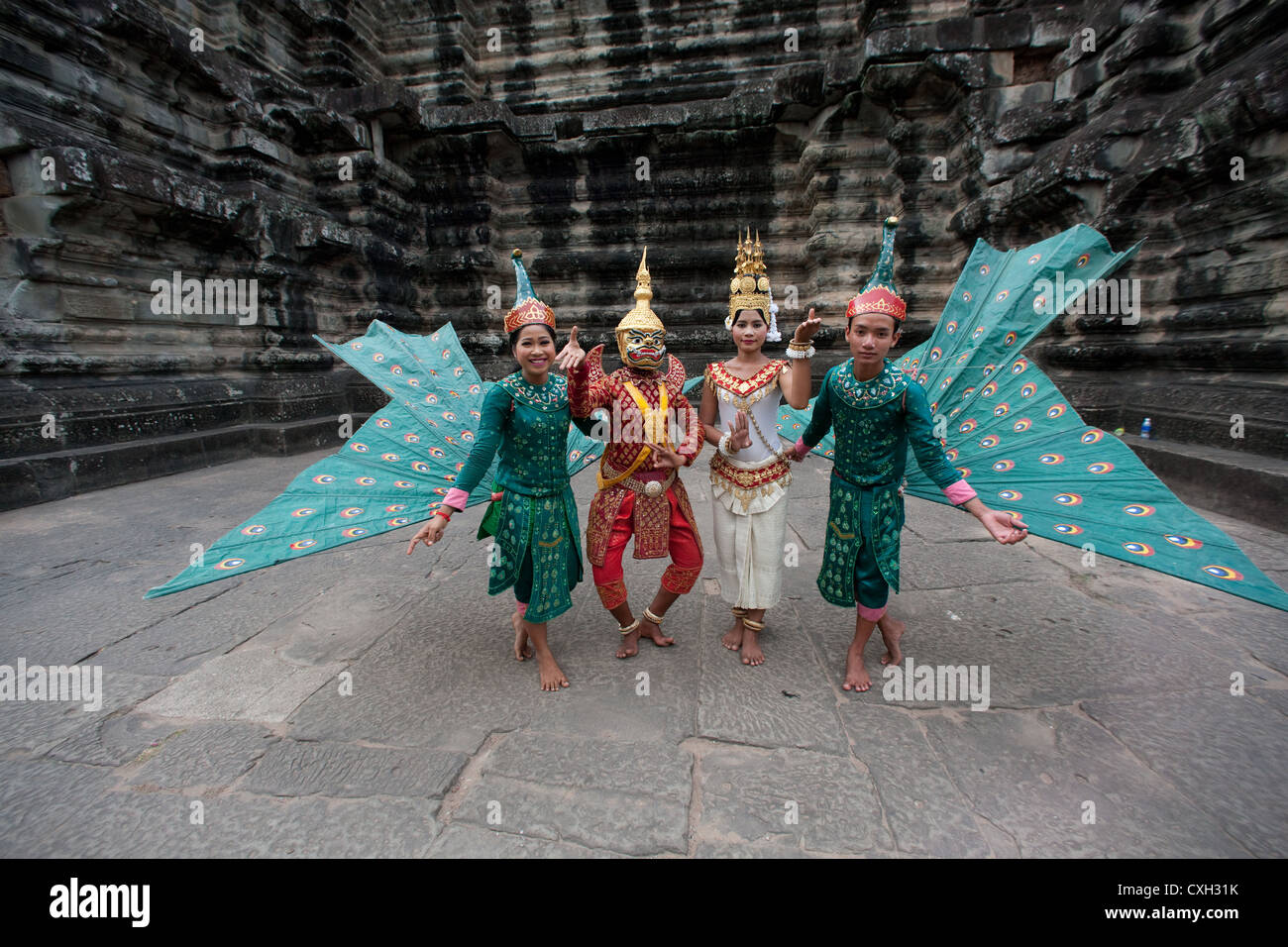 Apsaras dancers pose in traditional costume Angkor Wat Temple, Siem ...