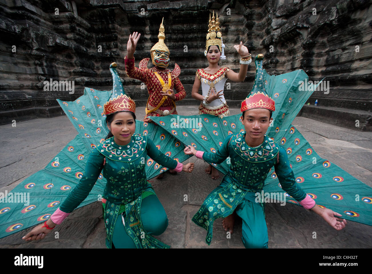 Apsaras dancers pose in traditional costume Angkor Wat Temple, Siem ...